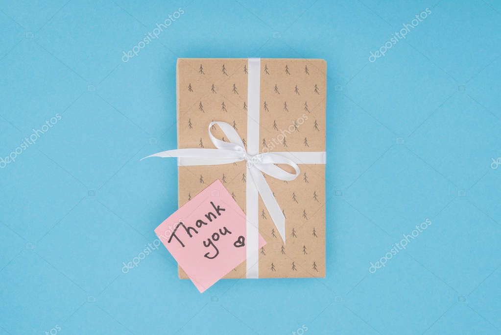 vista superior de la caja de regalo con nota adhesiva con letras de ...