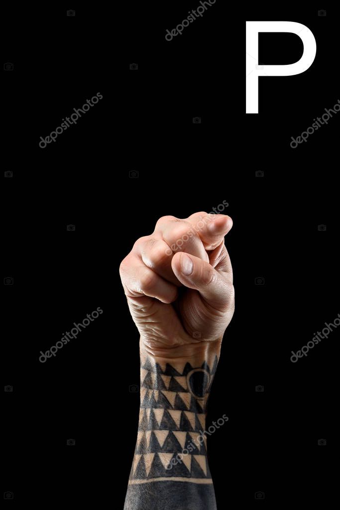 vista recortada de la mano tatuada que muestra la letra latina - P ...