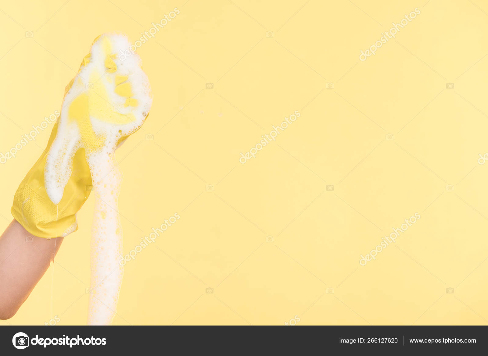 Cropped View Cleaner Yellow Rubber Glove Squeezing Sponge Foam Yellow ...