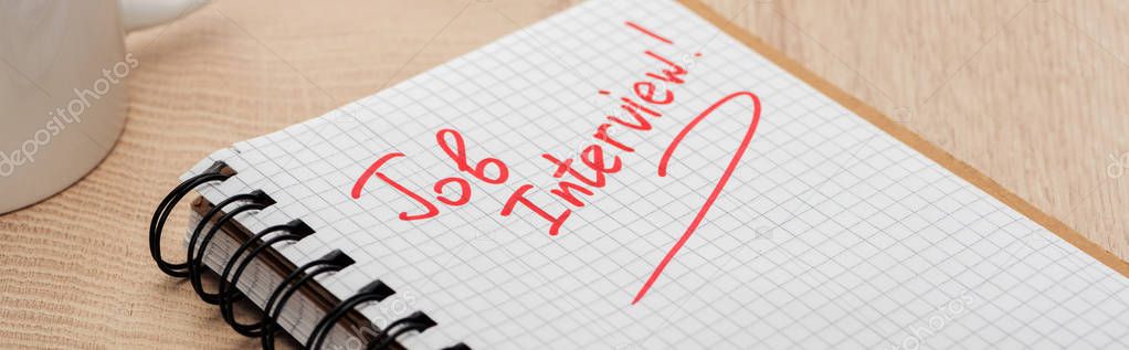 plano panorámico del cuaderno con letras de entrevista de trabajo en la ...
