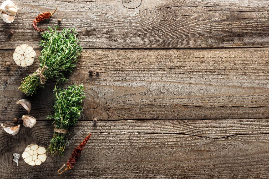 vista superior de tomillo verde, chiles secos, dientes de ajo y ...