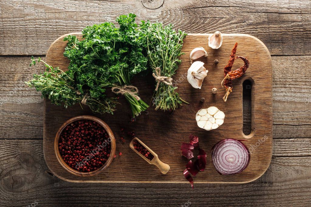 vista superior de tomillo verde y perejil sobre tabla de cortar de ...