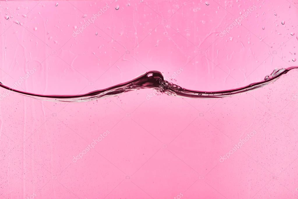 agua dulce transparente ondulada sobre fondo rosa con gotas 2024