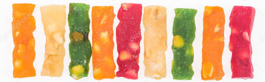 vista superior de coloridos palos turcos deliciosos con nueces aisladas ...