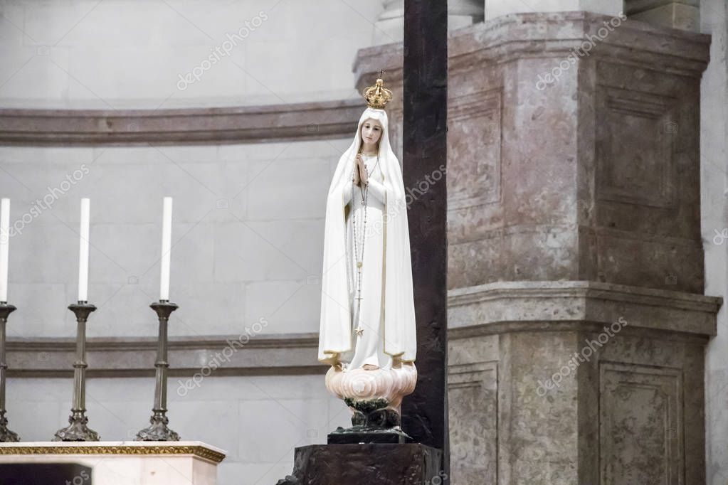Estatua de Nuestra Señora o Rosario dentro de la Basílica, parte del ...