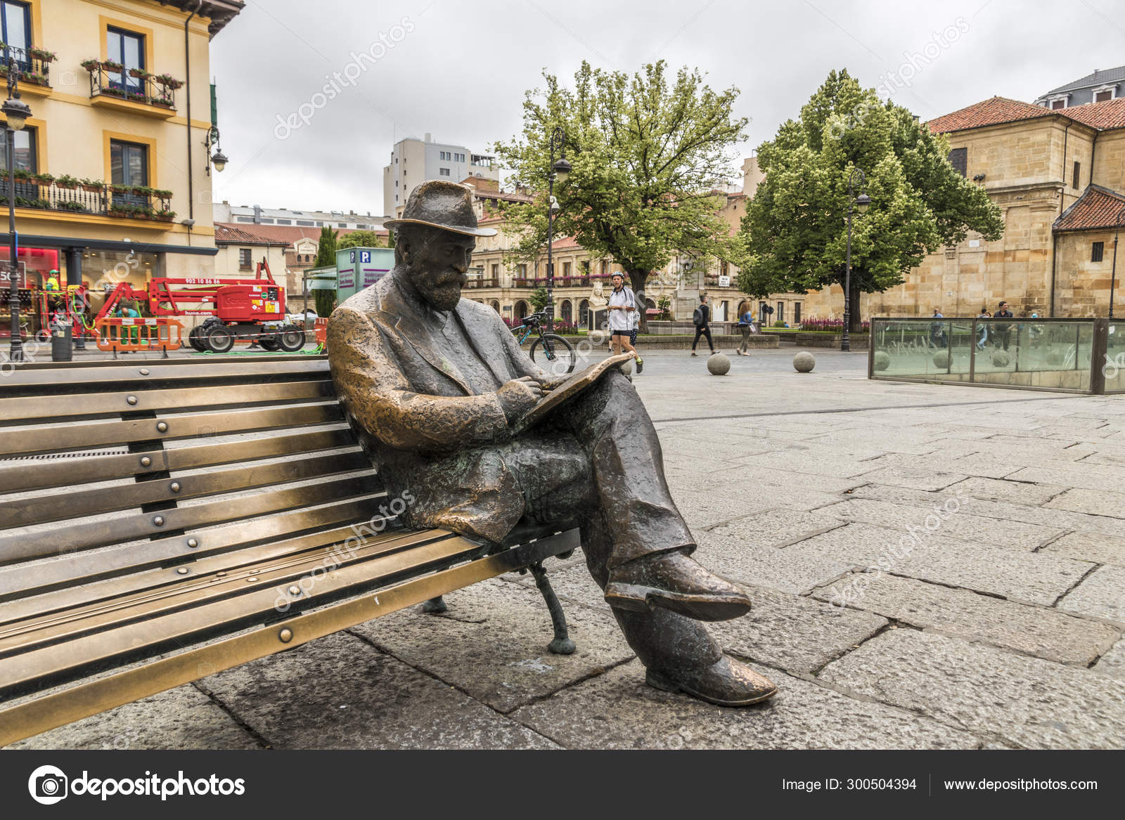 Antoni Gaudi statue – Stock Editorial Photo © jqnoc #300504394
