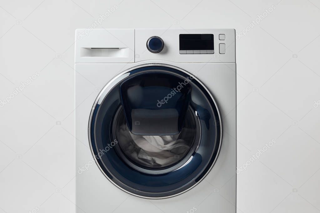 Lavadora moderna con pantalla negra aislada en gris 2024