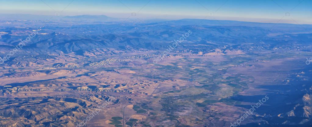 Vista aérea de los paisajes topográficos de las Montañas Rocosas en ...