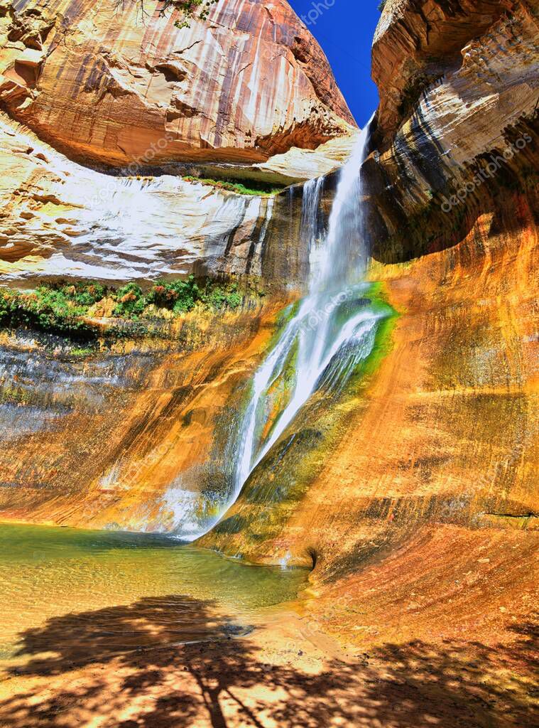 Lower Calf Creek Falls Cascada vistas coloridas de la ruta de ...