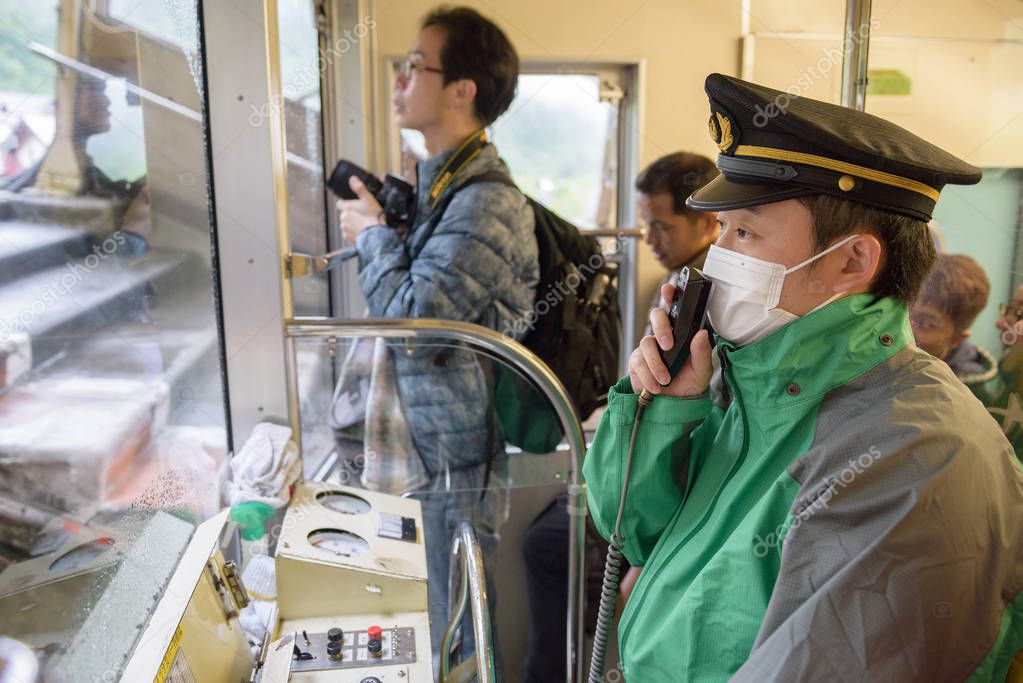 TOYAMA, JAPÓN - 17 DE MAYO DE 2016: Un conductor japonés no ...
