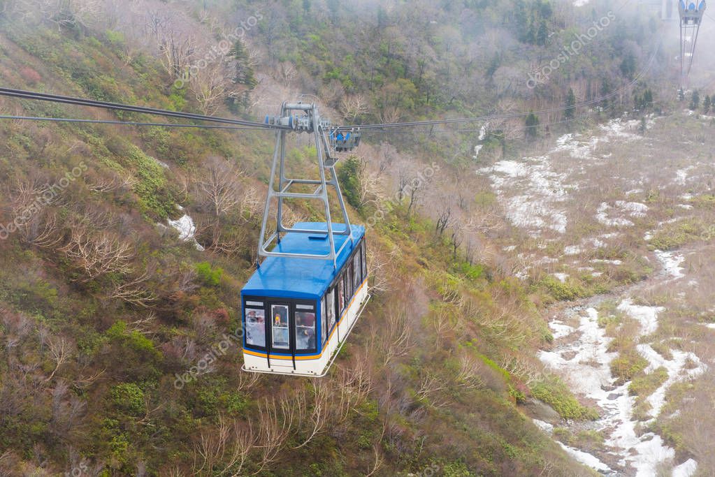 TOYAMA, JAPÓN - 17 DE MAYO DE 2016: Tateyama Ropeway en Kurobe Alpine ...