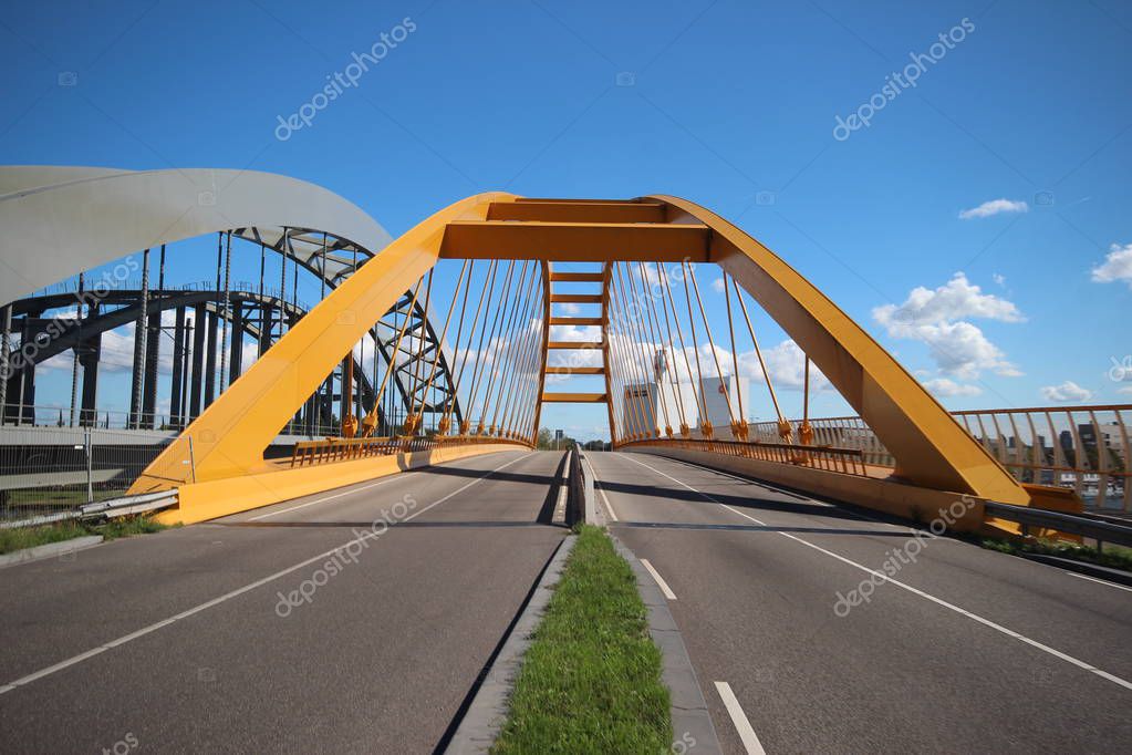 Puente colgante Hogeweidebrug amarillo en Utrecht con carriles ...