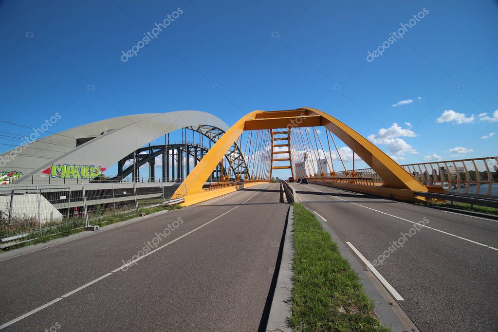 Puente colgante Hogeweidebrug amarillo en Utrecht con carriles ...
