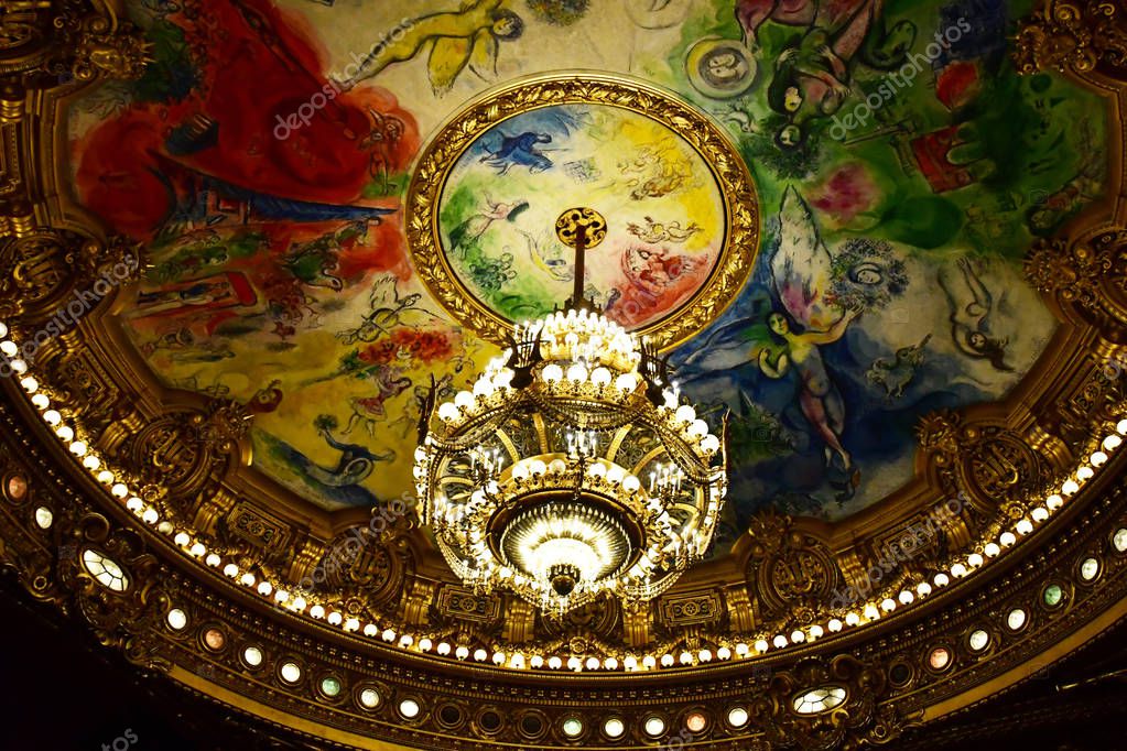 París; Francia - 4 de agosto de 2018: el techo de la Ópera de París ...