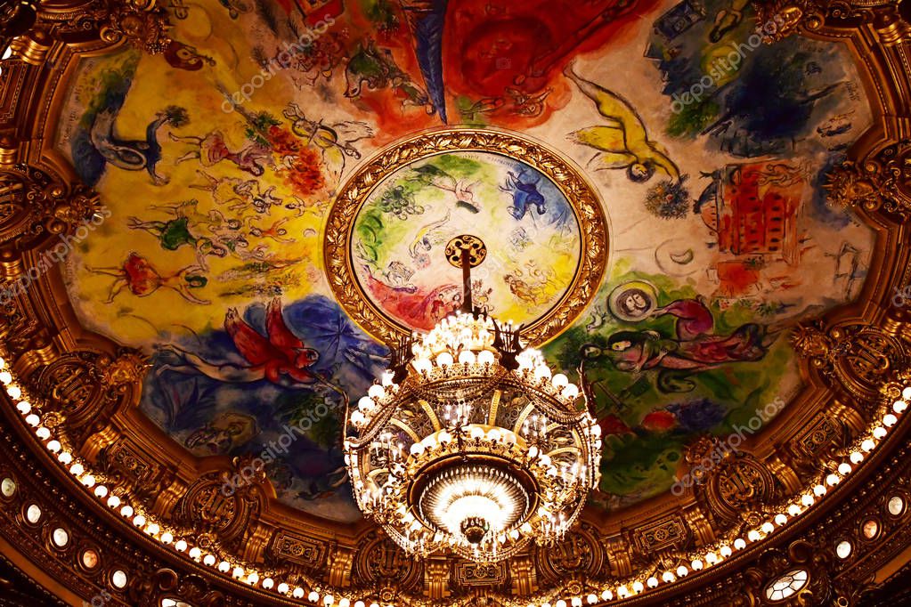 París; Francia - 4 de agosto de 2018: el techo pintado por Marc Chagall ...