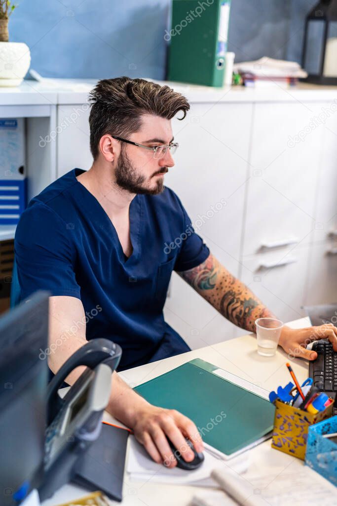 Médico recetando medicamentos. Trabajador médico escribiendo ...