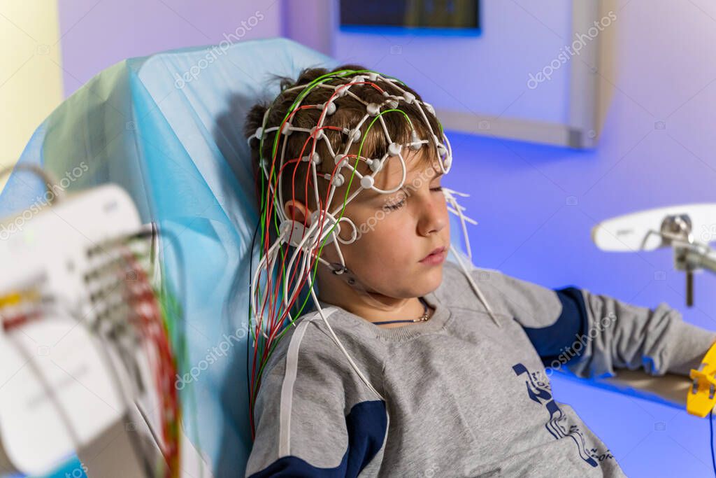 Colocación del electrodo EEG al paciente durante el registro EEG ... Colocación del electrodo EEG al paciente durante el registro EEG ...