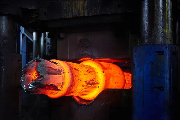 Forjar una pieza de trabajo en una prensa de forja. Producción de forja ...