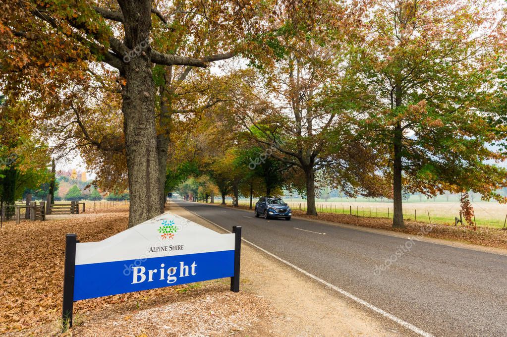 Bright, Australia - 2 de mayo de 2018: árboles otoñales que bordean la ...