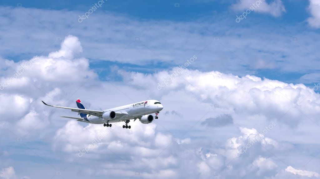 Ho Chi Minh City, Vietnam - 18 de junio de 2019: Avi n de pasajeros Airbus A350 de LATAM ...