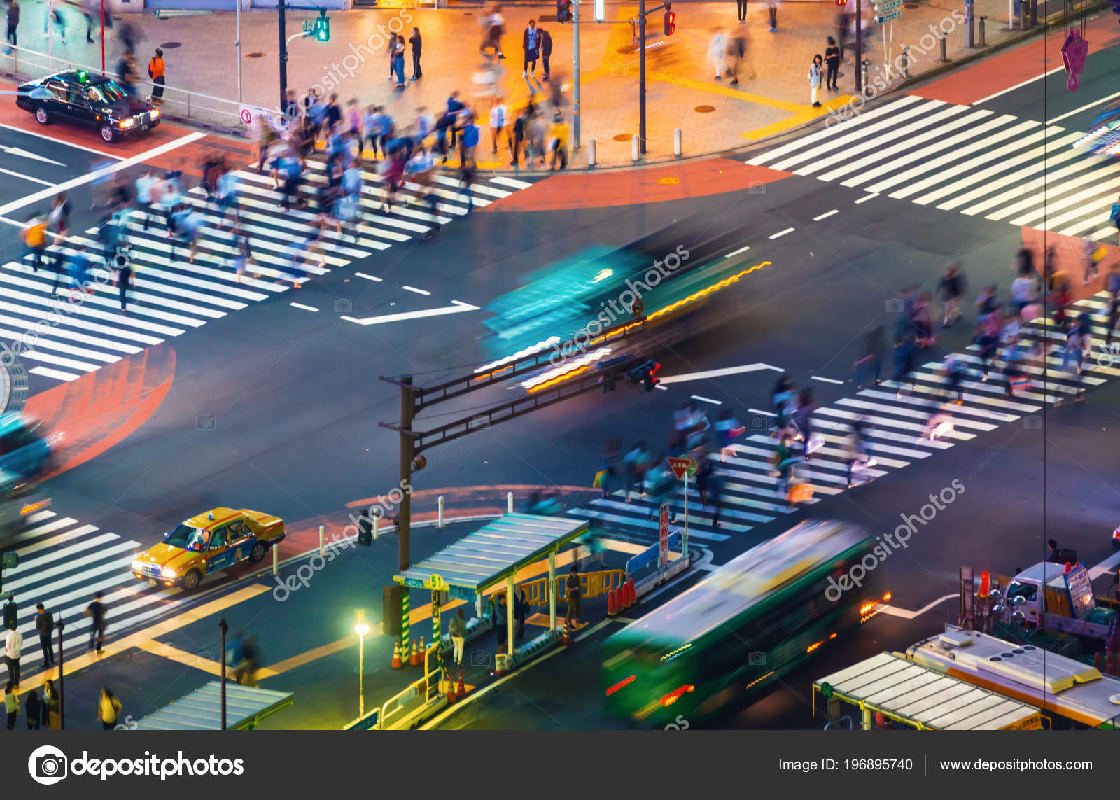 Traffic crosses an ntersection in Shibuya, Tokyo, Japan — Stock Photo ...