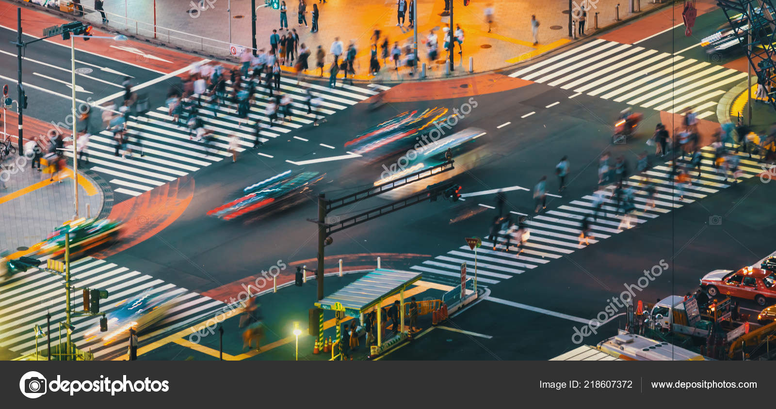 Traffic crosses an ntersection in Shibuya, Tokyo, Japan — Stock Photo ...