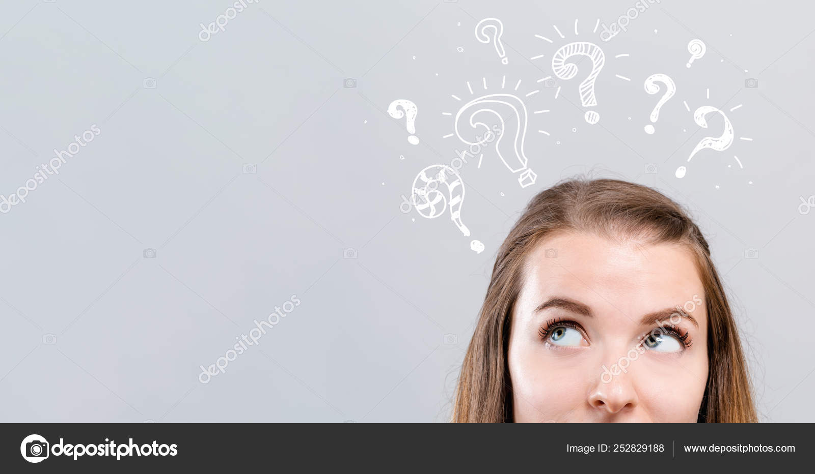 Marcas de interrogación con mujer joven — Foto de stock #252829188 © Melpomene