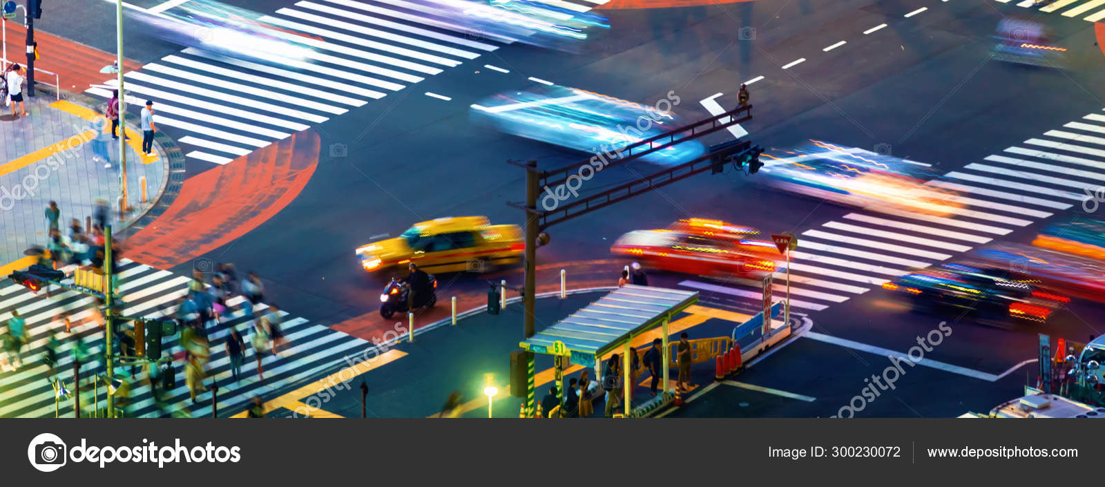 Traffic crosses an ntersection in Shibuya, Tokyo, Japan — Stock Photo ...