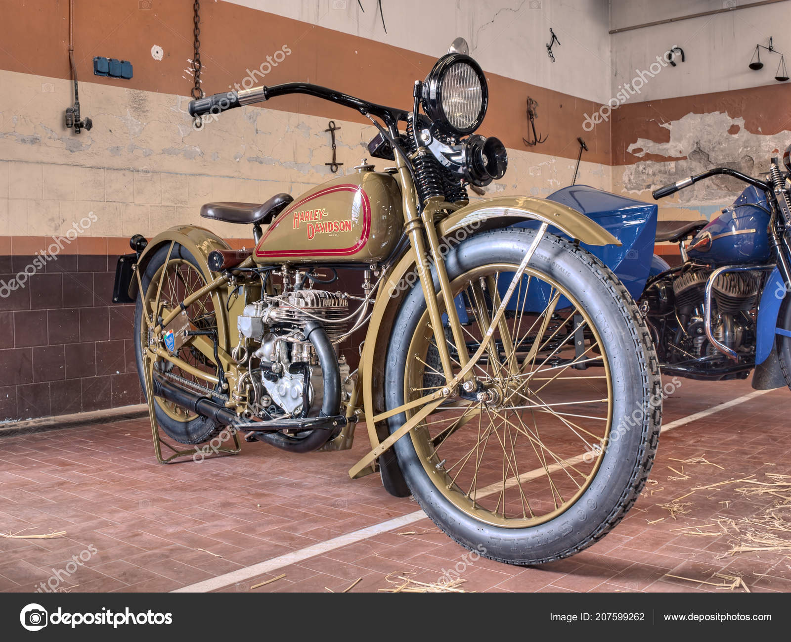 Old Restored Motorbikee Harley Davidson 350Cc Model Single