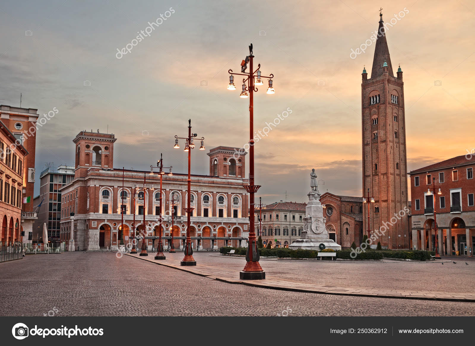 Forlì, Emilia-Romagna: la piazza Aurelio Saffi con l'abbazia di San ...