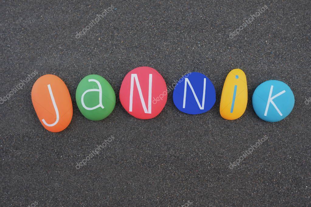Jannik, nombre masculino compuesto de piedras multicolores sobre arena ...