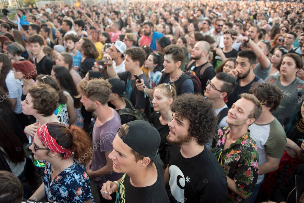 BONTIDA, RUMANIA - 21 DE JULIO DE 2018: Multitud de fans alegres ...