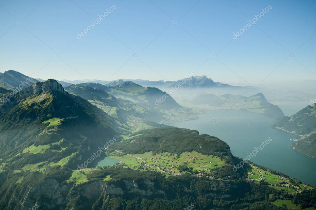 Vista sobre el lago de Lucerna y las monta as circundantes desde la ...