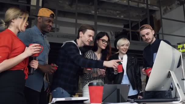Group of young six office worker clinking a cup of tea, coffee. — Stock ...