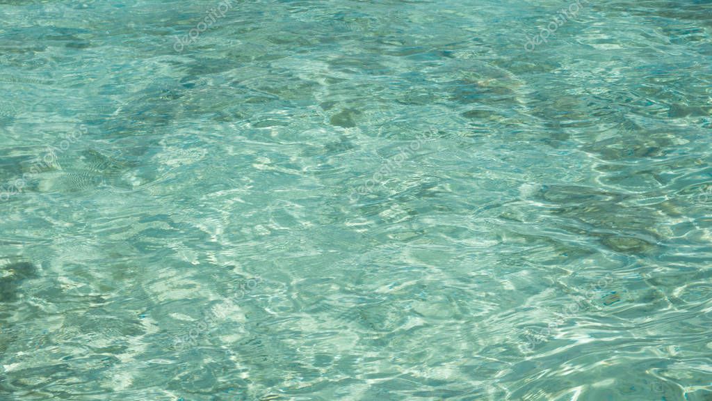 un mar verde azul claro y transparente con aguas poco profundas y ...