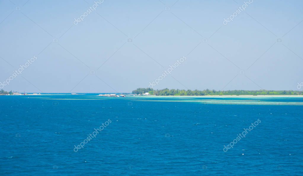 una isla con mar azul profundo con casa tradicional en la isla en la ...