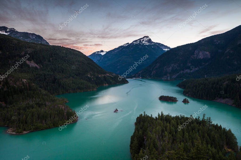 Lago Diablo en el Parque Nacional de Cascadas del Norte al amanecer 2023