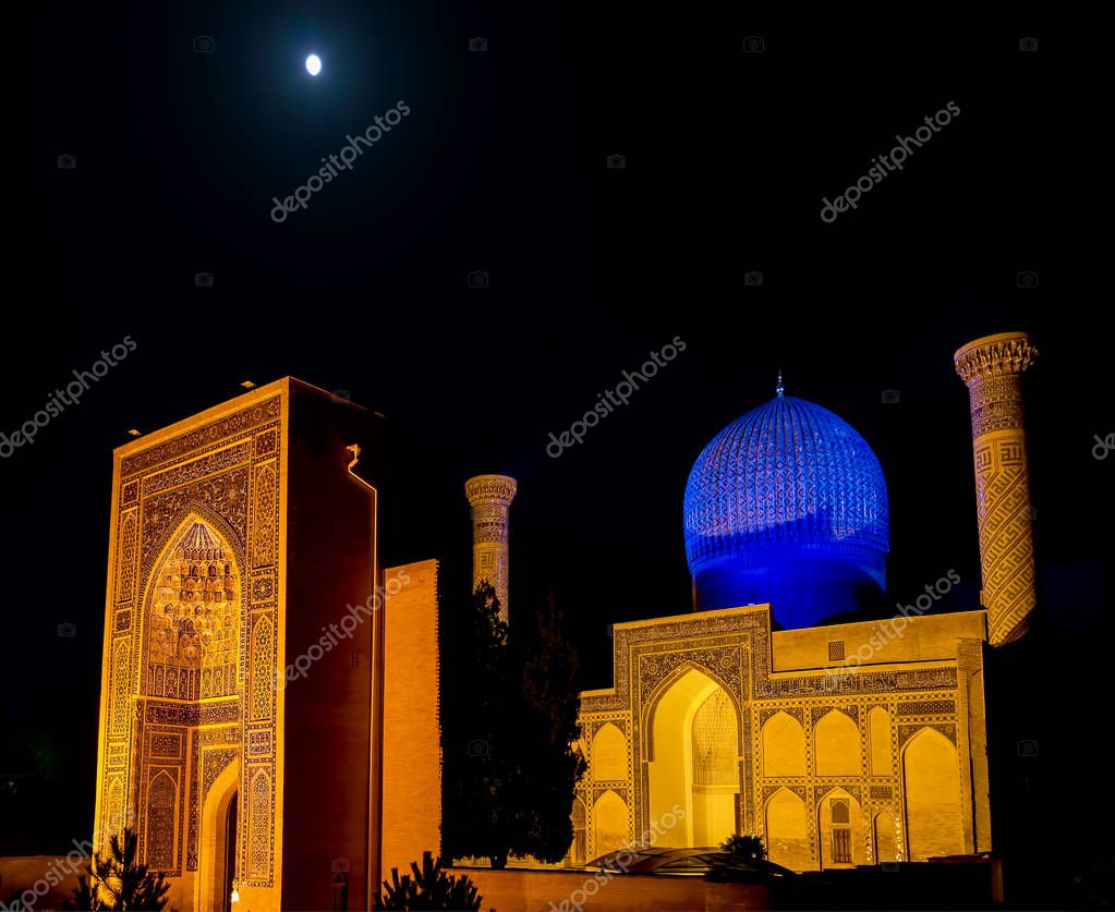 Luna llena sobre el mausoleo de Gur-e Amir de Timur por la noche ...