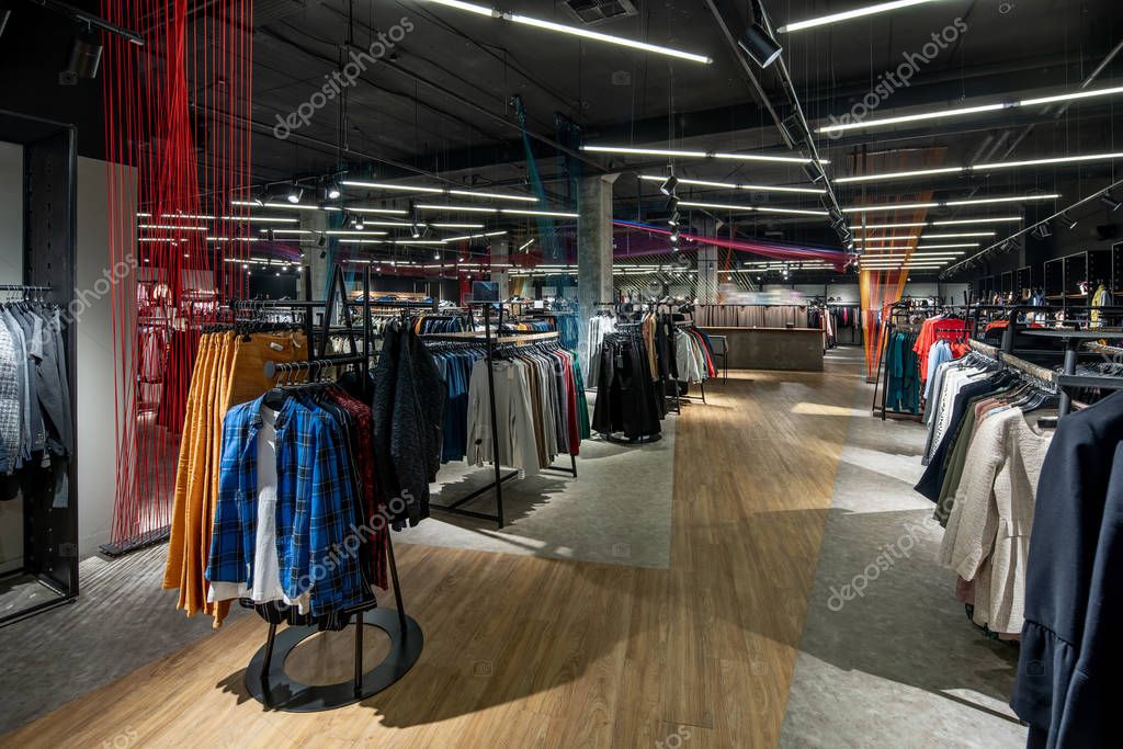 Tienda de ropa moderna con una gran selección de diferentes desgaste y ...