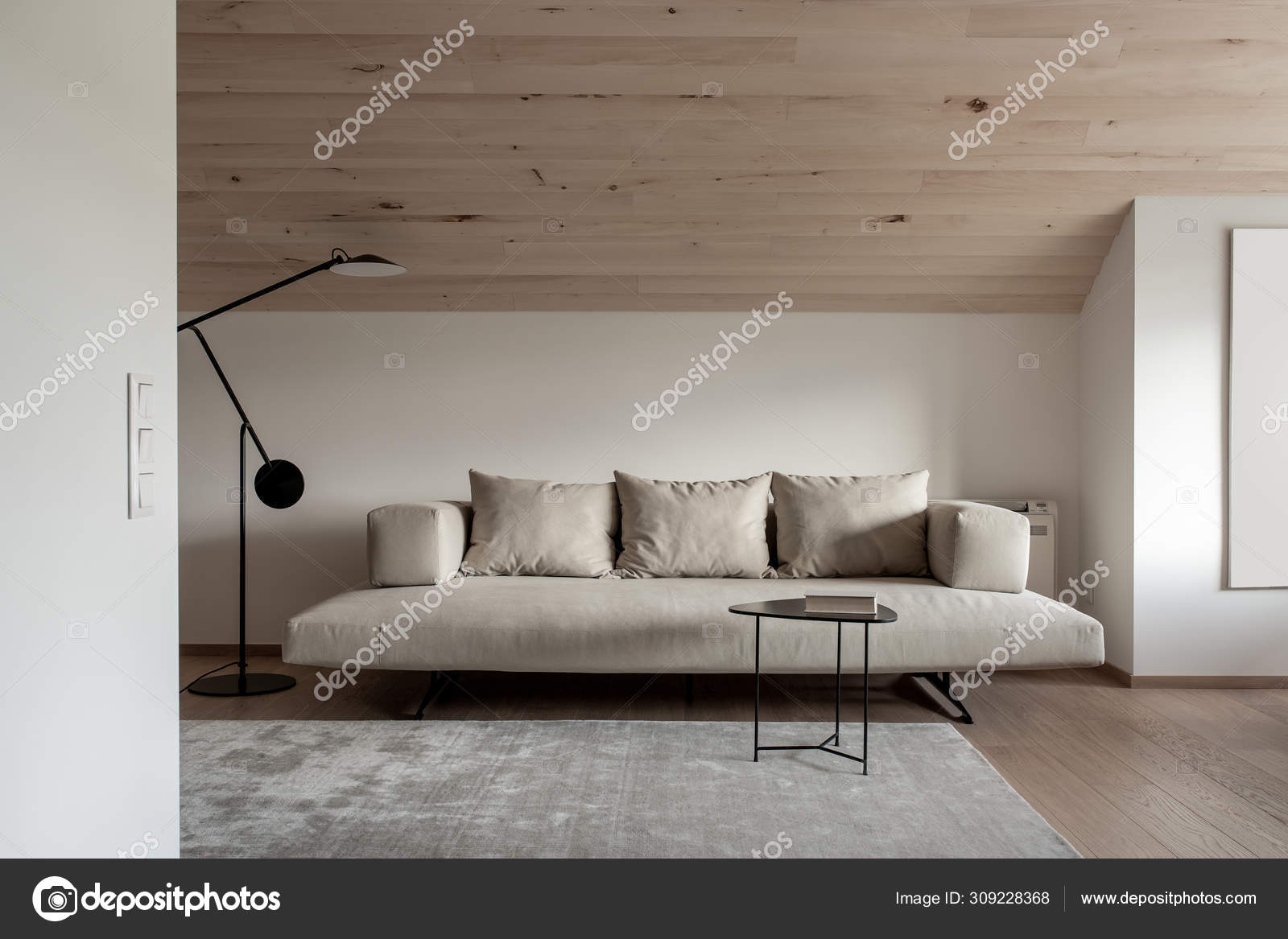 Interior moderno ligero con techo de madera inclinado — Foto de stock ...