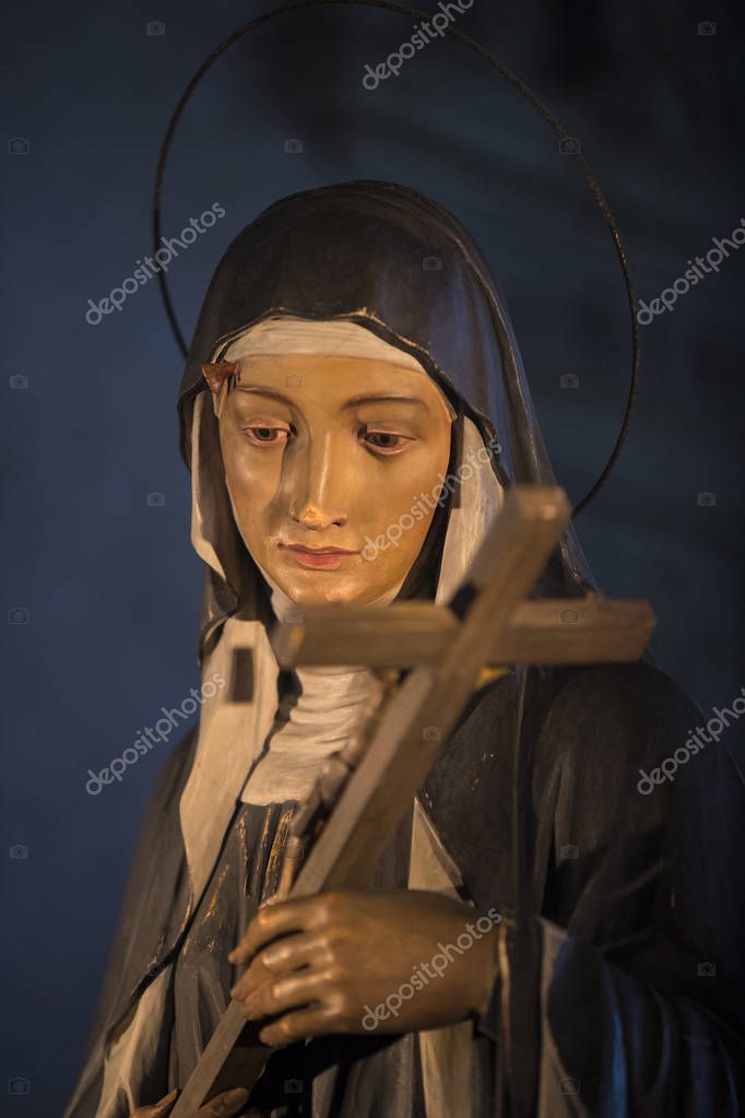 7 JUNIO 2018, MILÁN, ITALIA: Interior de la Iglesia Católica de Santa ...