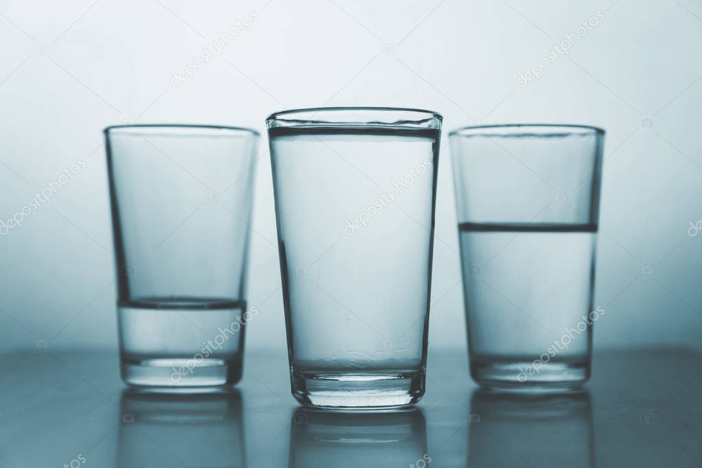 toma de estudio de tres vasos de agua cada uno tiene más agua que el ...