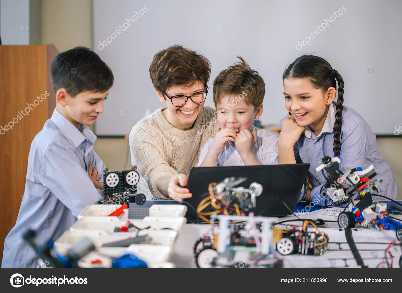 Curious children learn programming using laptops on extracurricular ... Curious children learn programming using laptops on extracurricular ...