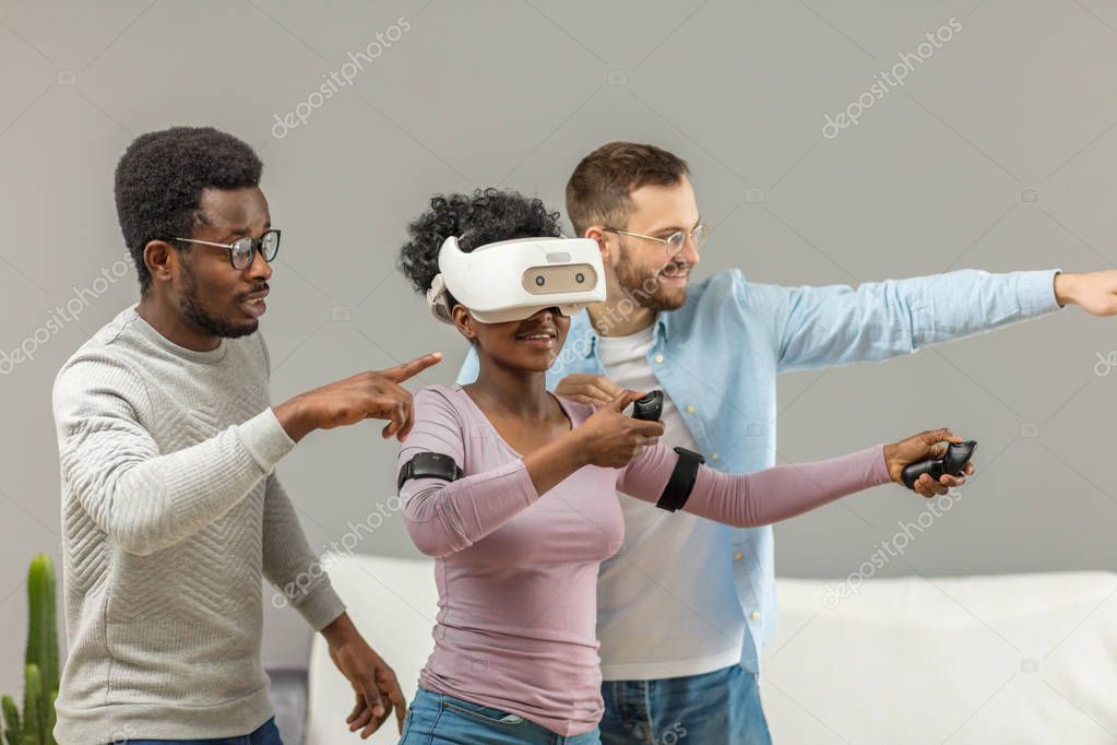 Dos chicos ayudan a la mujer africana a probarse gafas de realidad ...