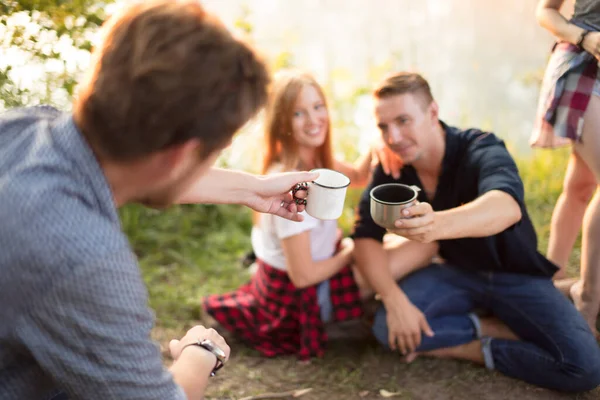 10,000,000+ imágenes de Amigos tomando mate libres de derechos ...