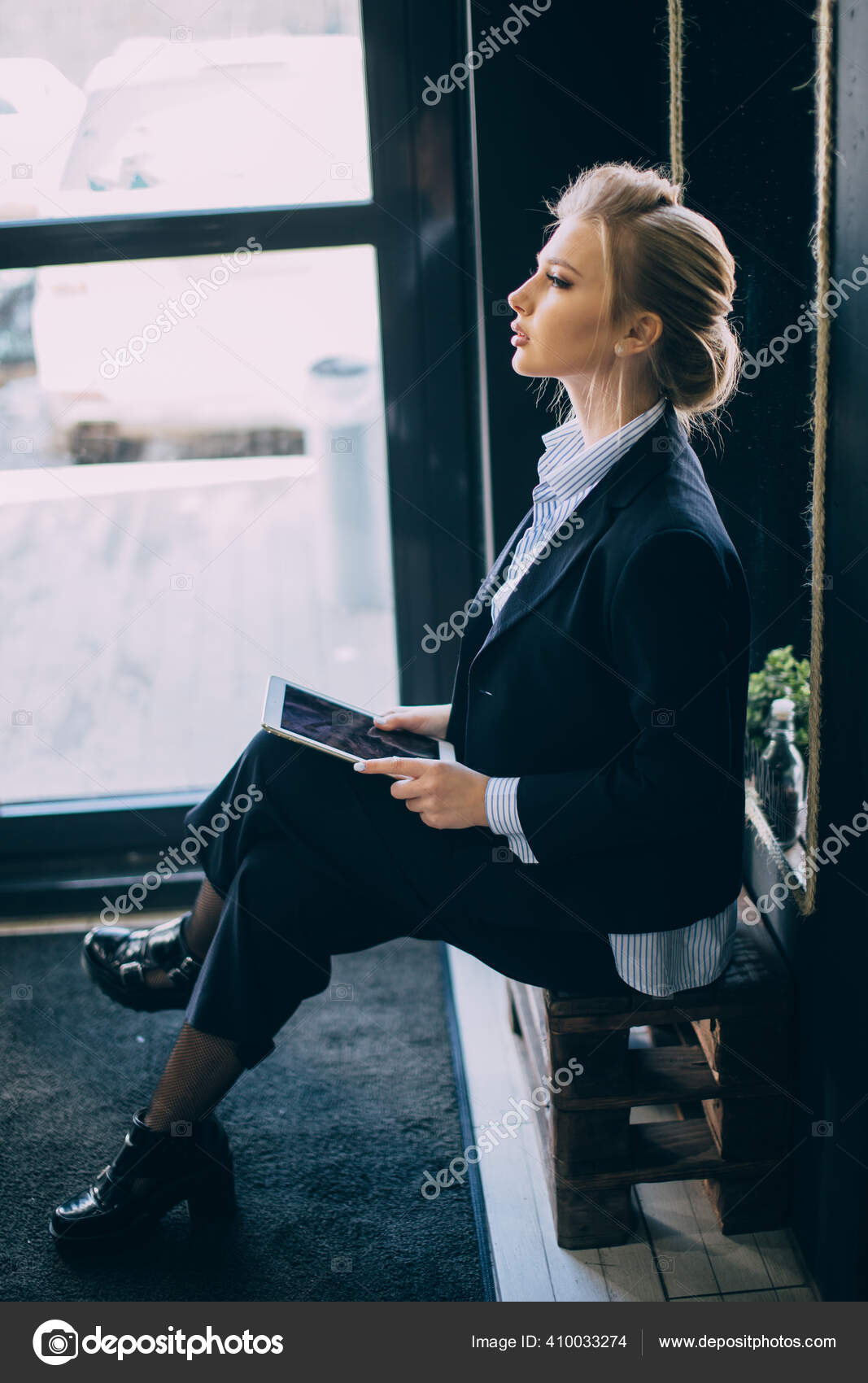Hembra inteligente sentada con las piernas cruzadas y esperando al jefe ...