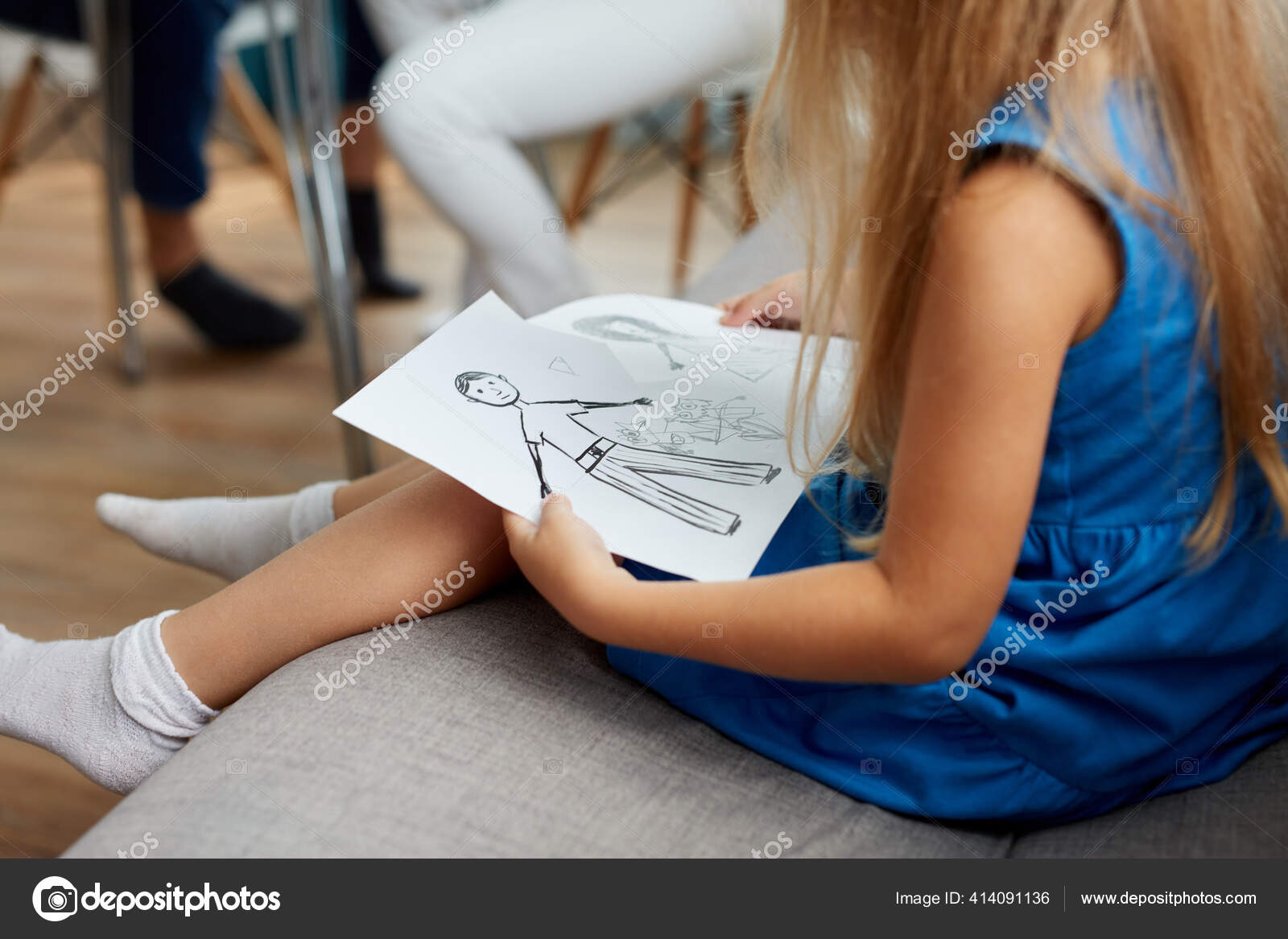 Adorable caucasian child girl hold drawing of parents separated — Stock ...