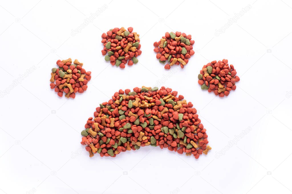 Vista superior Colorida comida seca para perros y estampado de pata de ...