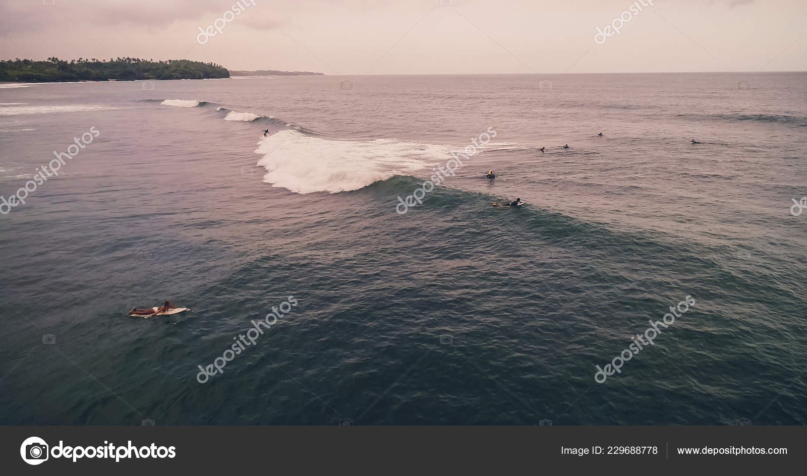 Aerial view surfers and wave in tropical ocean. Top view — Stock ...