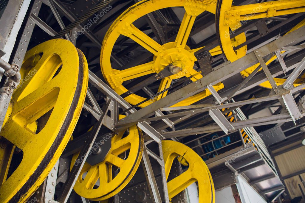 Mecanismo funicular con una rueda giratoria en las montañas 2025